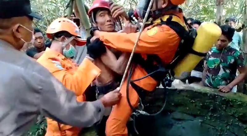 Terjatuh Ke Dalam Sumur Warga Jungutan Dievakuasi Tim Sar Bali Tribune